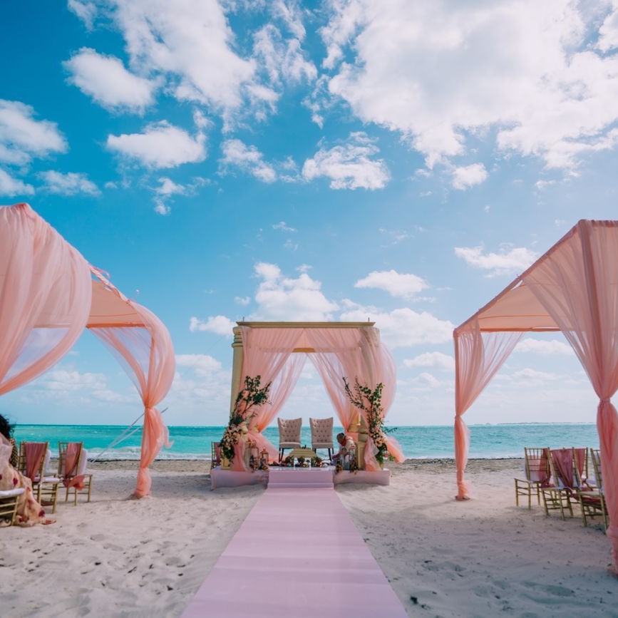 What to Wear to a Beach Wedding - The Ultimate Guide | Soxy