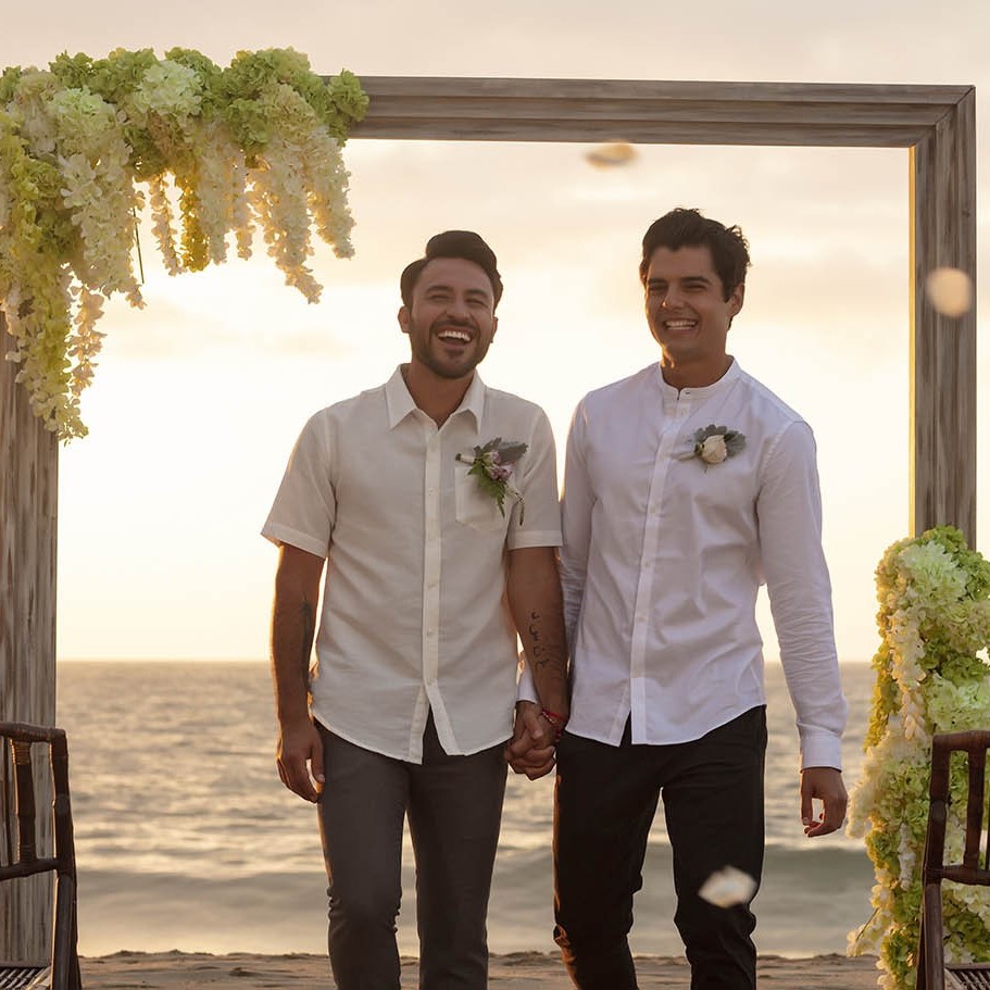 What to Wear to a Beach Wedding - The Ultimate Guide | Soxy