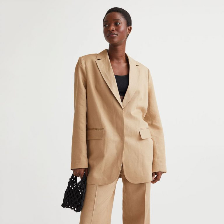 What To Wear For A Passport Photo - Read This First